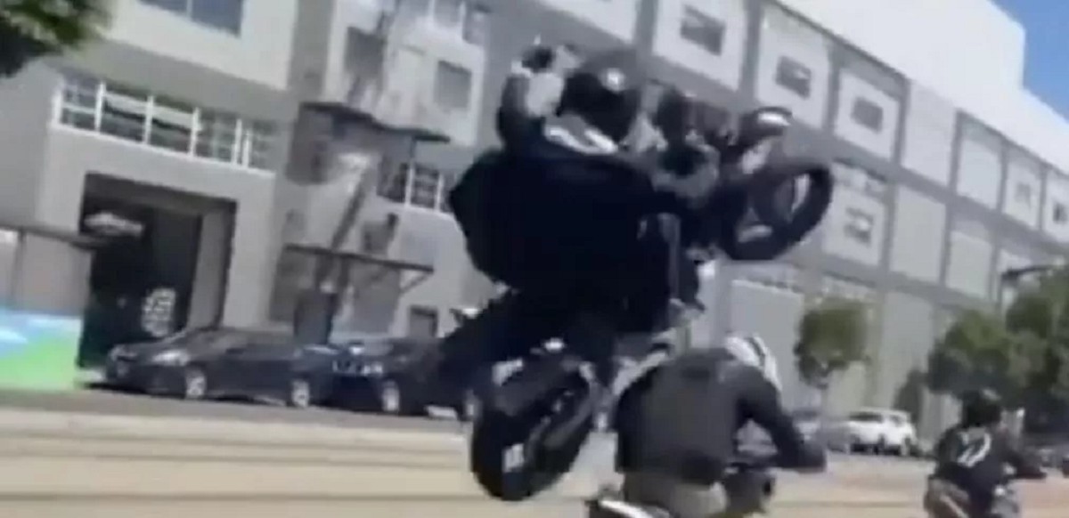 Il motociclista vanitoso di cui amerete ridere